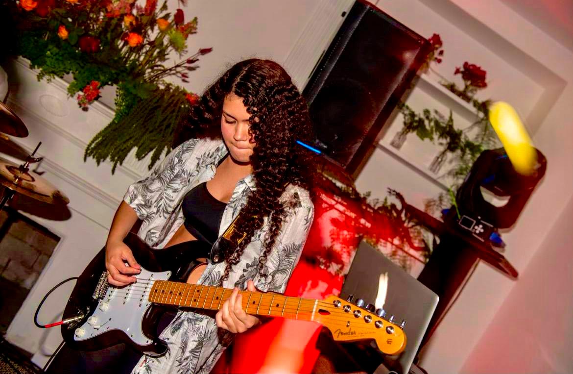 Guitarrista de apenas 18 anos estreia projeto 'Iconic Solos' - Eh Noise